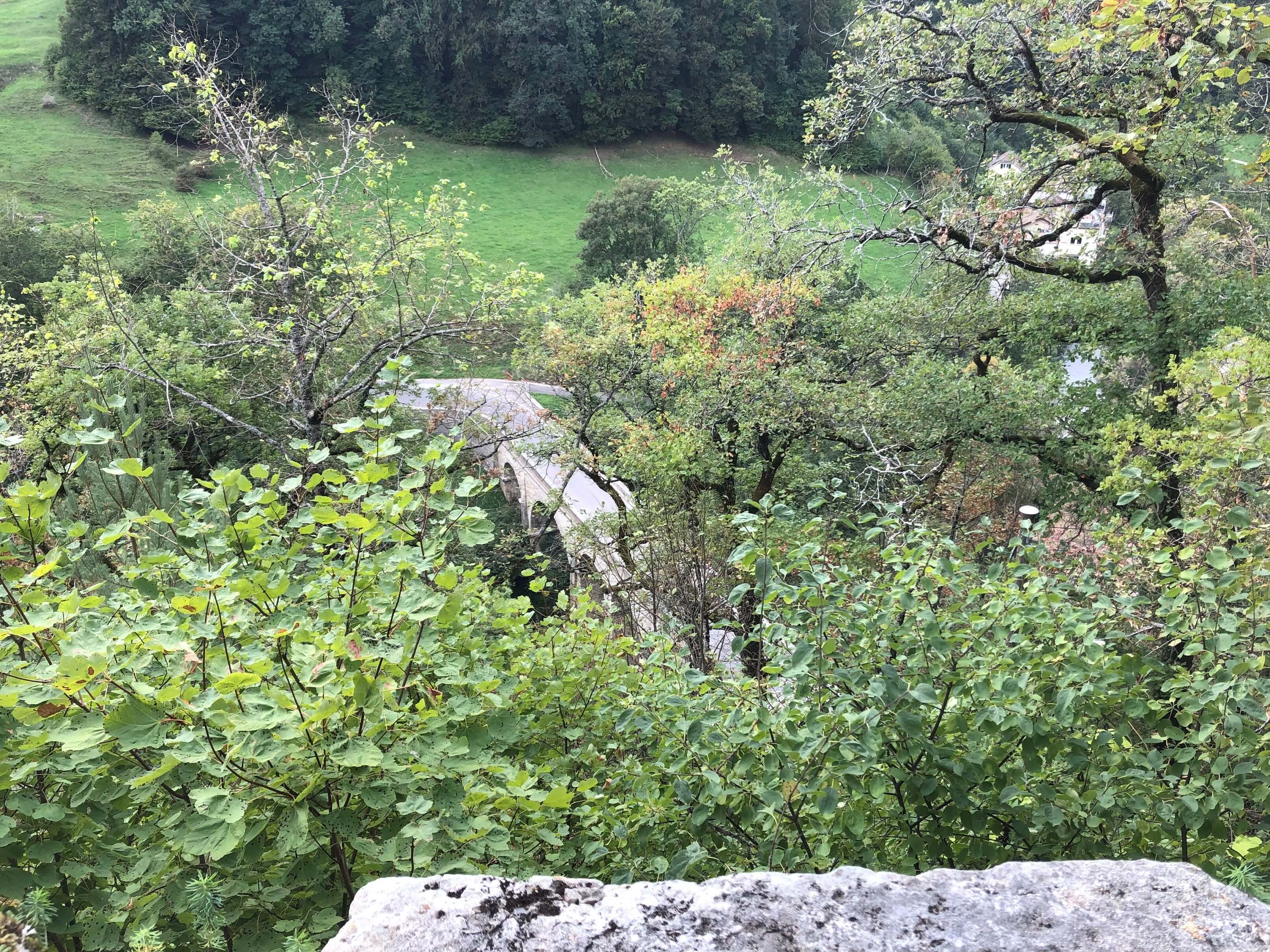 La porte et le pont qui enjambe l’Orbe au défilé des Clées, avec sa ...